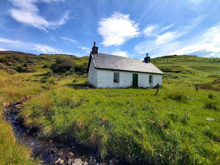 Bearnus Bothy and Banjo & Ro at Ulva House – Ulva Hostel