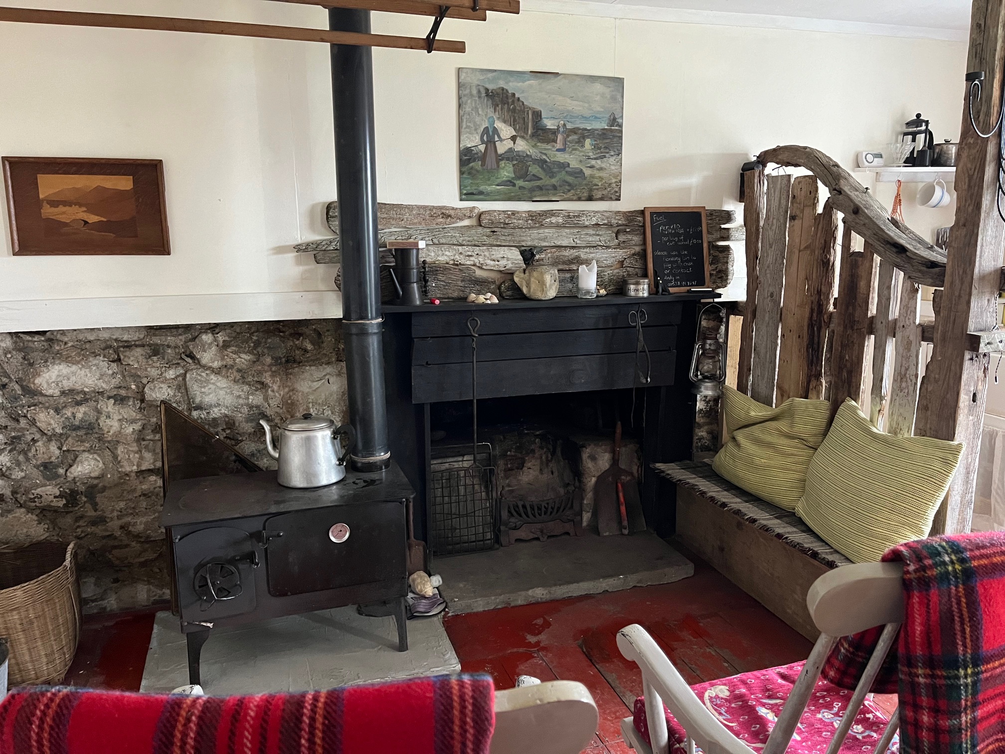 Bearnus Bothy and Banjo & Ro at Ulva House – Ulva Hostel